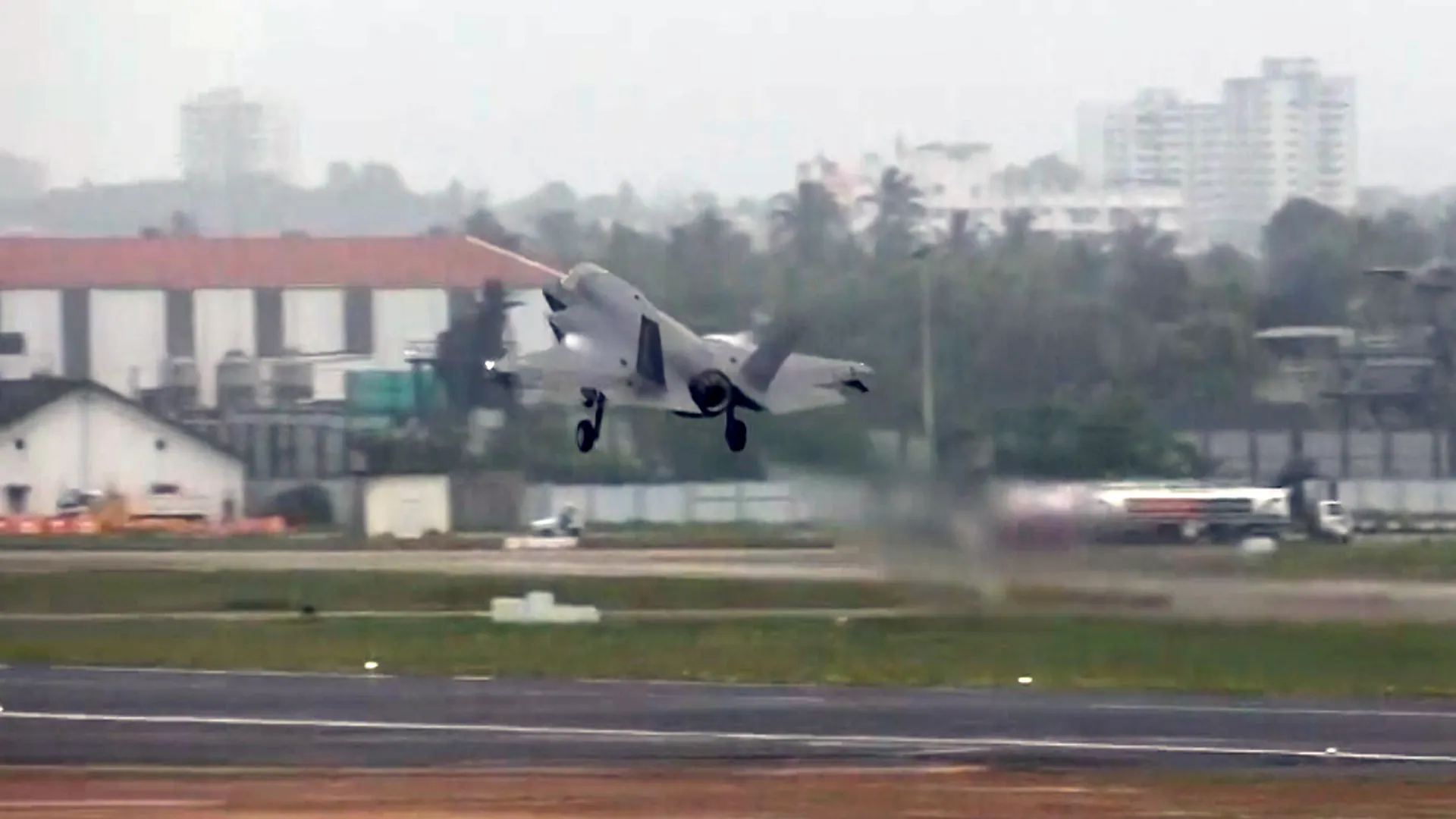 British F-35B Fighter Jet Finally Takes Off from Kerala After Repairs ...