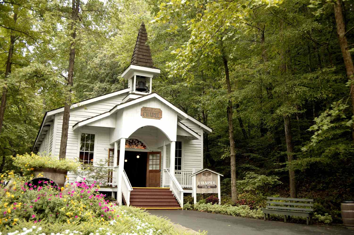 Dollywood's Unique Sunday Church Service Draws Park-Goers for Spiritual ...