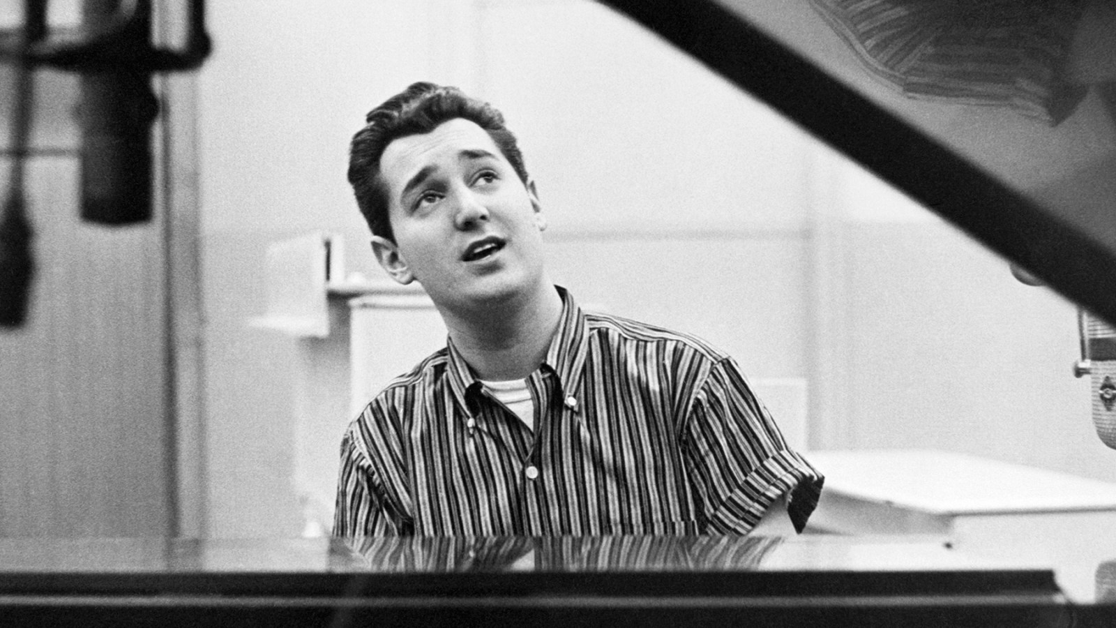 Legendary Singer-Songwriter Neil Sedaka Dies at 86 - SSBCrack News