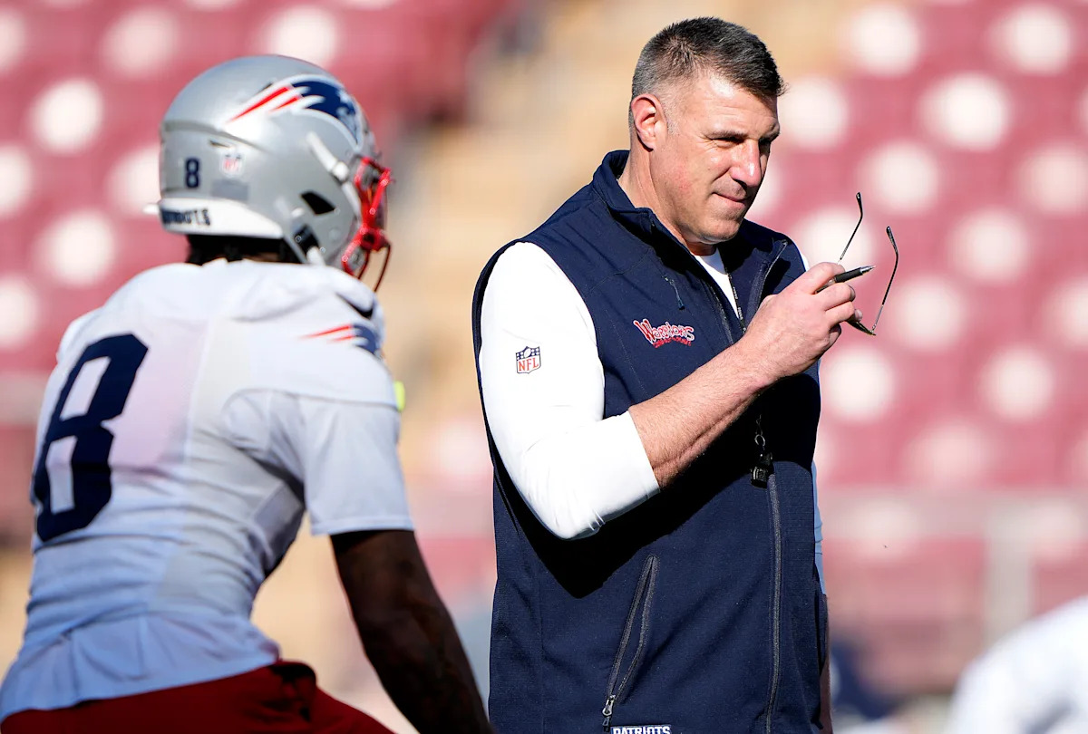 Mike Vrabel Wins NFL Coach of the Year Award as Patriots Reach Super ...